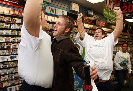 GameStop puts employees in fat suits, people rush to buy fitness games ...